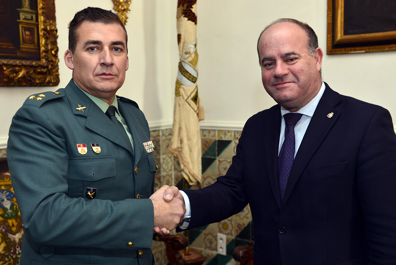Saluda del Alcalde de Antequera y el nuevo Capitán de la Guardia Civil